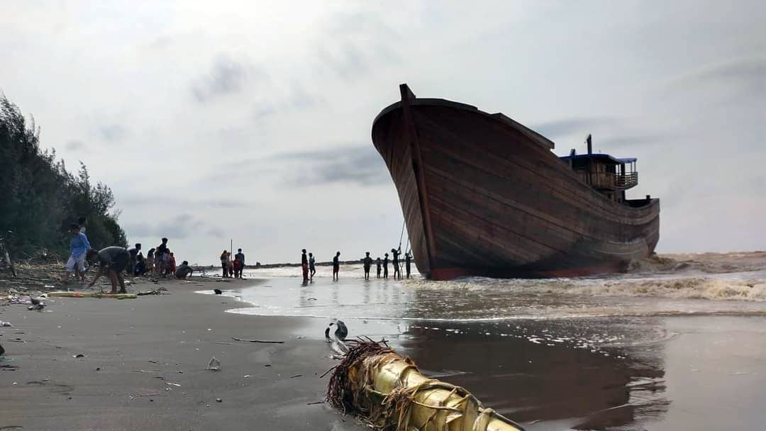 Kapal Terdampar di Pantai Asemdoyong Pemalang Jadi Wisata Dadakan ...